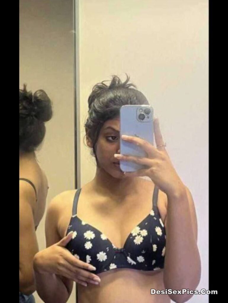 Beautiful Desi JNU Girl Topless Leaked Selfies